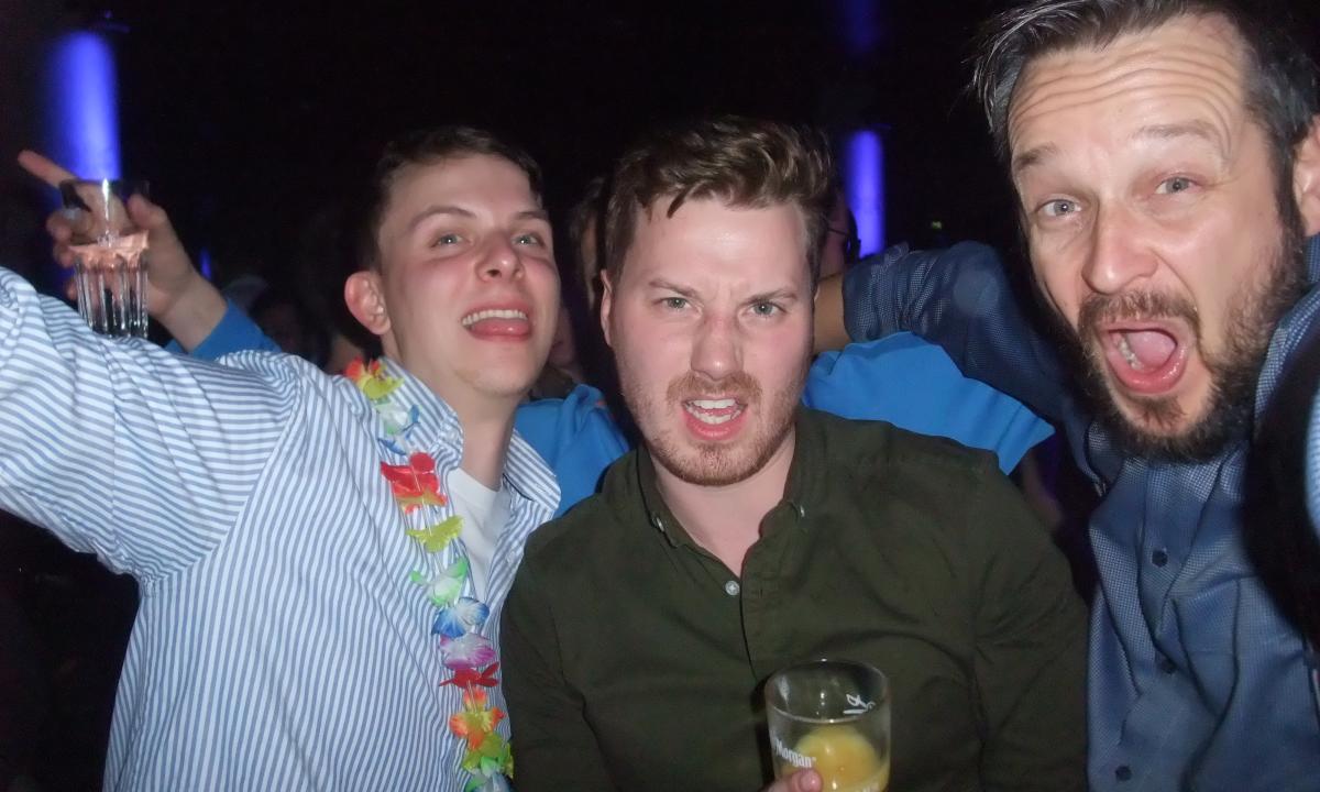 Berlin E4 Club perfekten Partyabend mit Tisch an der Tanzfläche