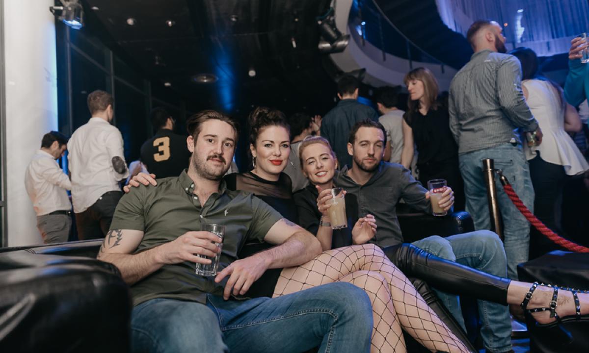 Berlin E4 Club perfekten Partyabend mit Tisch an der Tanzfläche