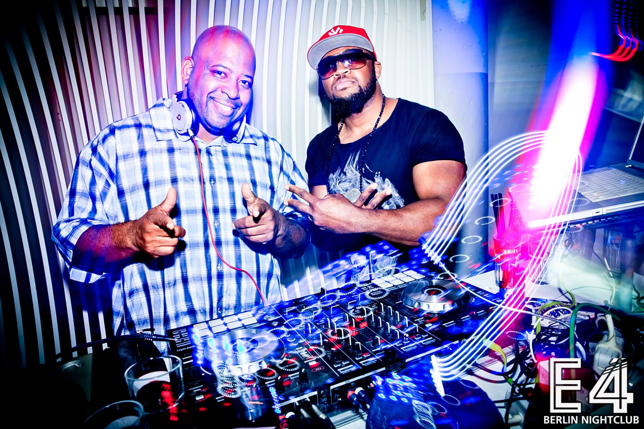 Berlin E4 Club perfekten Partyabend mit Tisch an der Tanzfläche